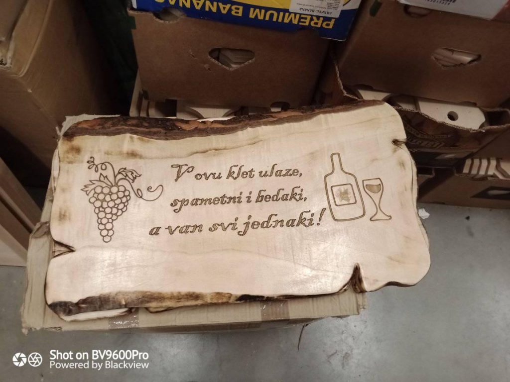 Natpis na dasci "Pametni i bedaki"